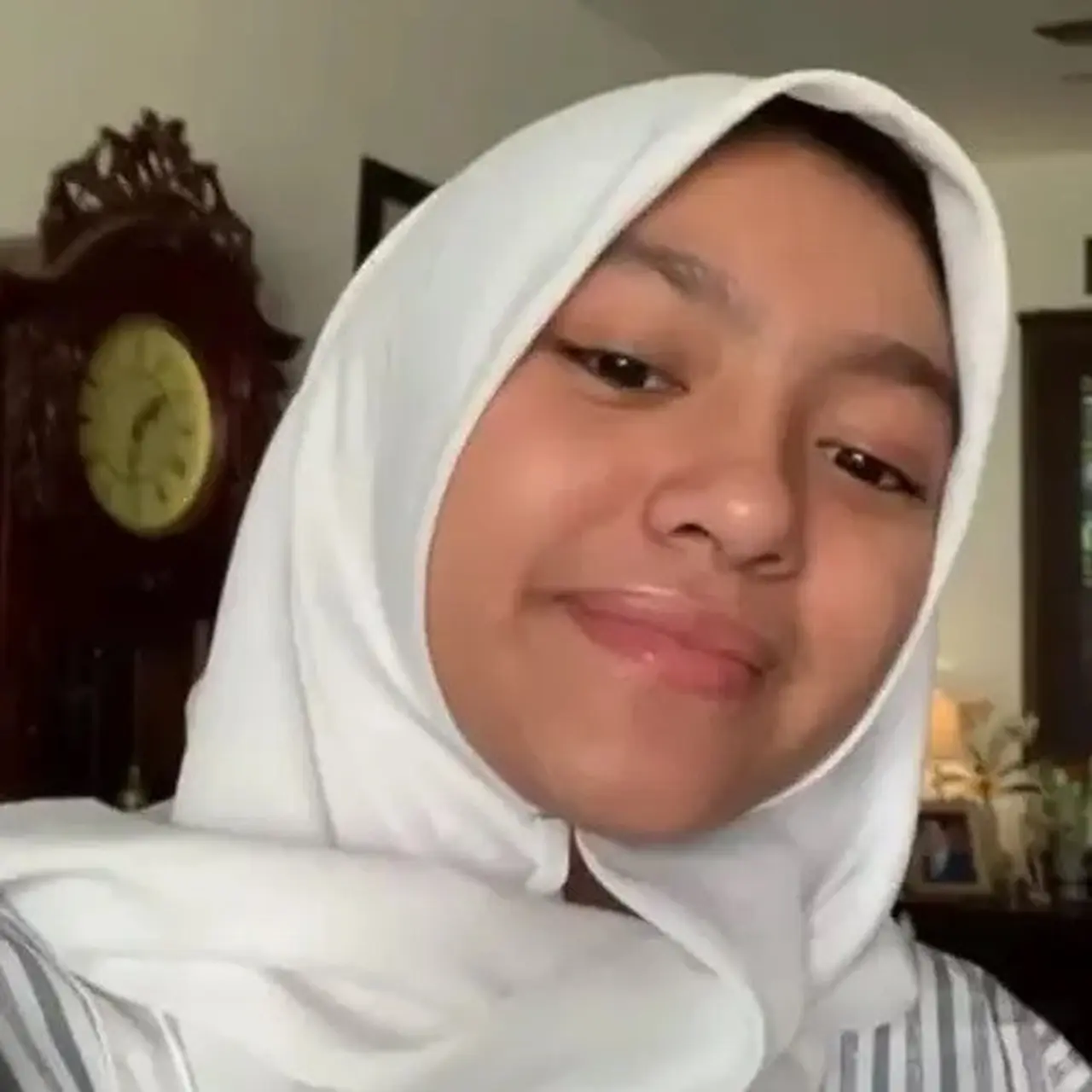 6 Potret Sarah Amalia dan Alleia Saat Pakai Hijab, Sama-Sama Tampak ...