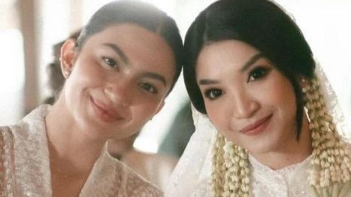6 Potret Sederhana Ariel Tatum Hadir di Pernikahan Sahabat, Kenakan ...
