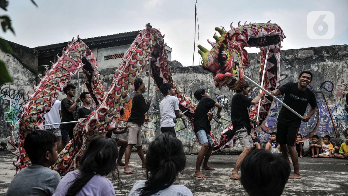 FOTO: Berlatih Atraksi Liong dan Barongsai Jelang Imlek - Foto Liputan6.com