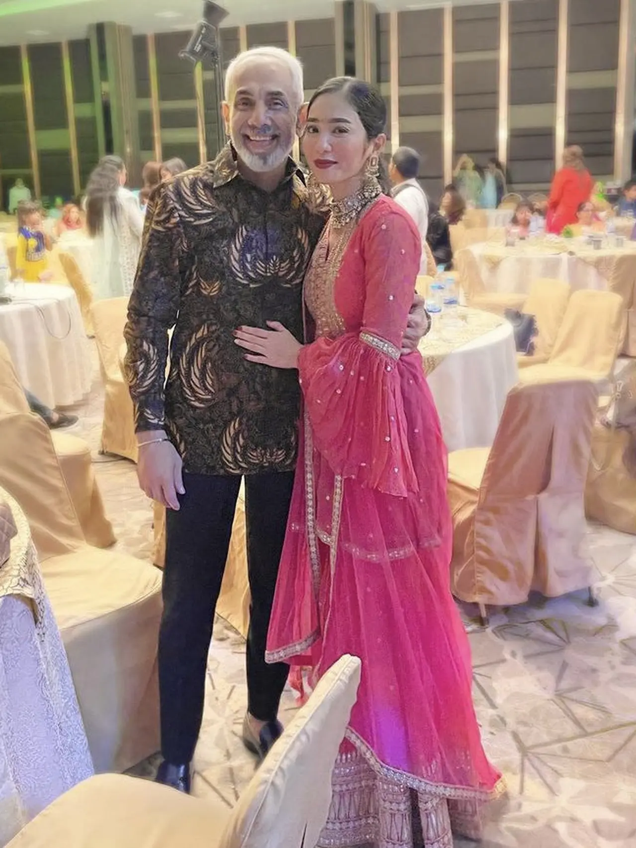 Pesona Bunga Zainal Kenakan Kain Sari Khas Perempuan India Hingga ...