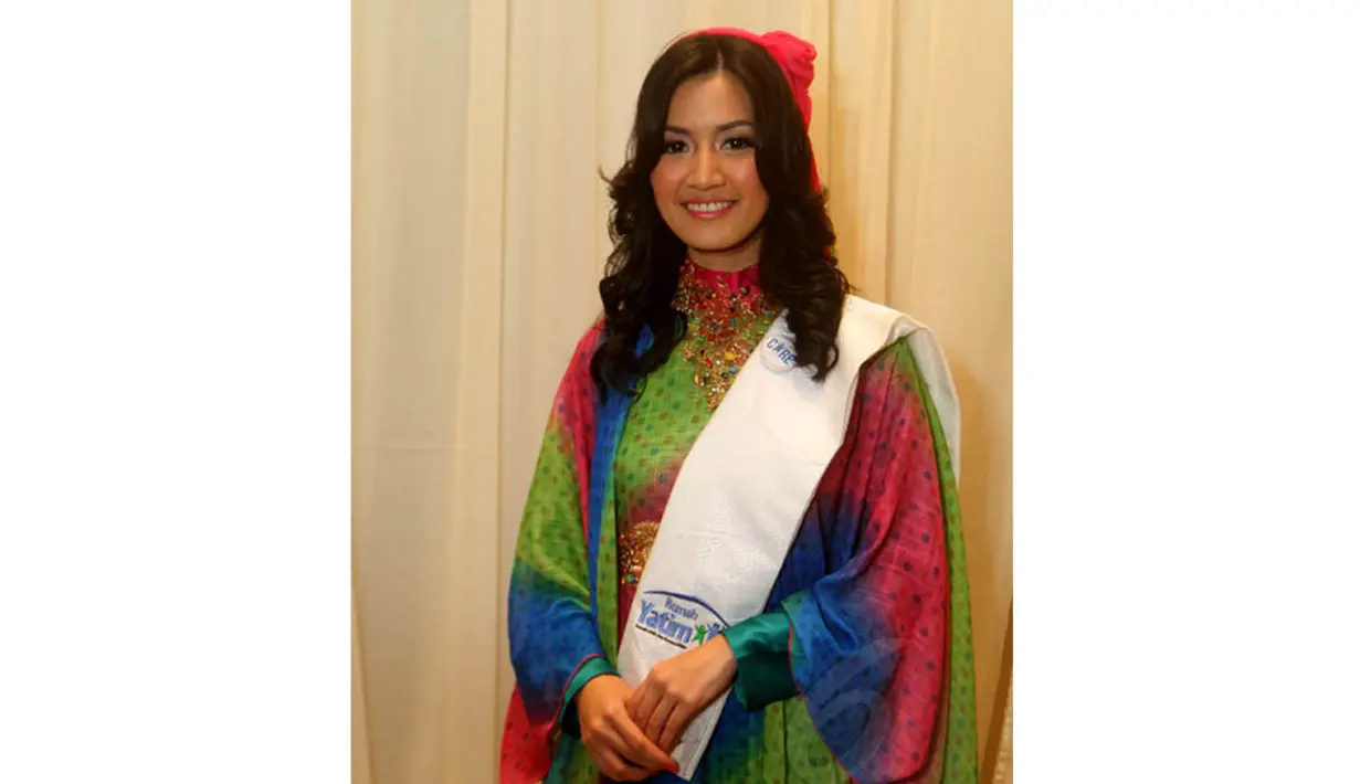 Asty Ananta Tampil Cantik Dengan Busana Warna-warni - Foto Liputan6.com