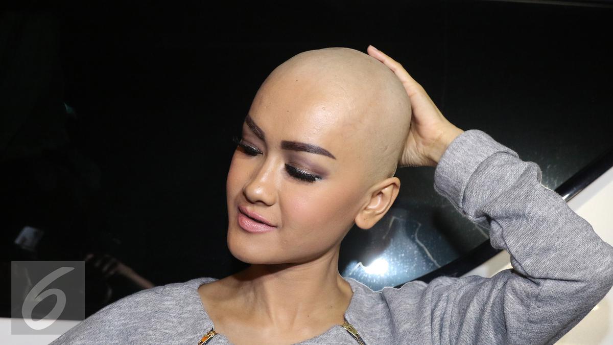 Botak Plontos, Julia Perez Tetap Cantik seperti Barbie - ShowBiz ...