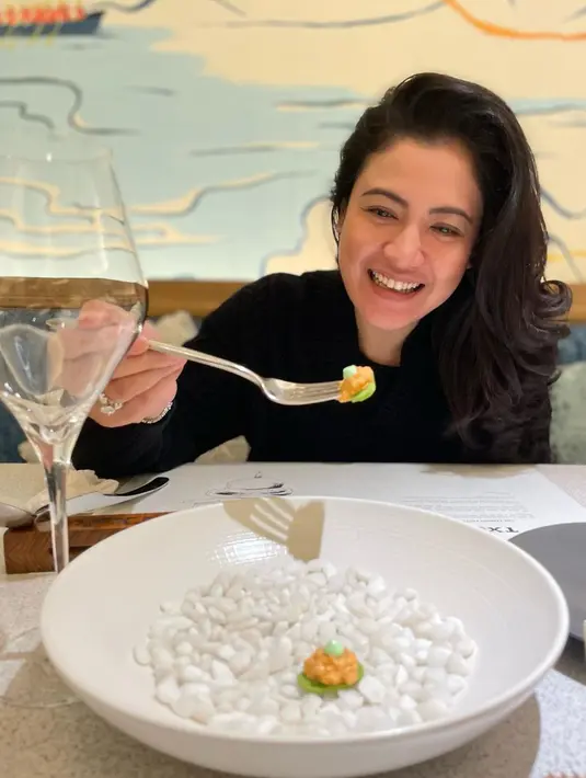 Pesona Fera Feriska di Usia Hampir Kepala Empat, Anti Menua - Cantiknya ...