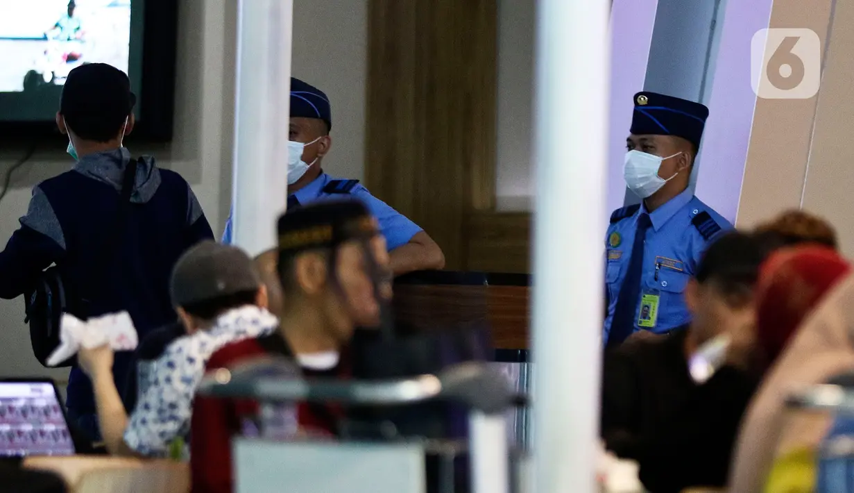 FOTO: Ramai-Ramai Kenakan Masker Pelindung di Bandara Soetta - Foto ...