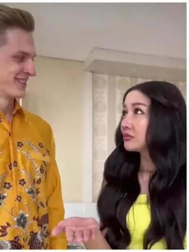 6 Potret Alan Tunangan Lucinta Luna Saat Pakai Batik, Bule Asal Ukraina ...