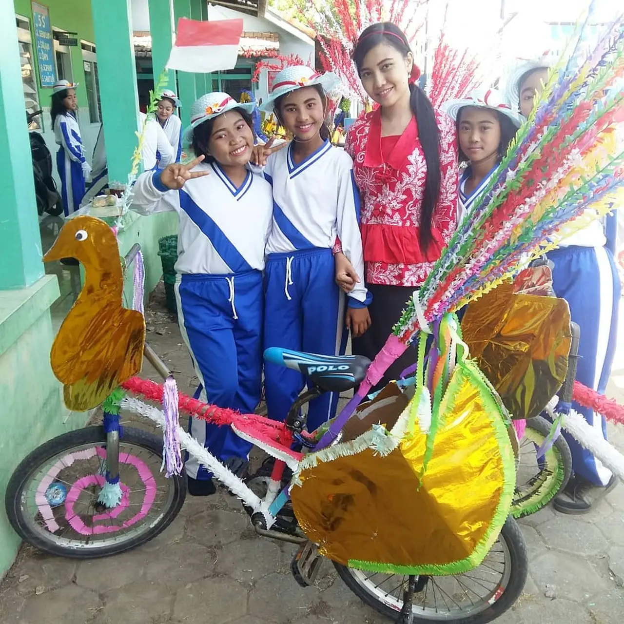 7 Potret Sepeda Hias Ramaikan Karnaval HUT RI Ini Kreatif, Ada Tank ...