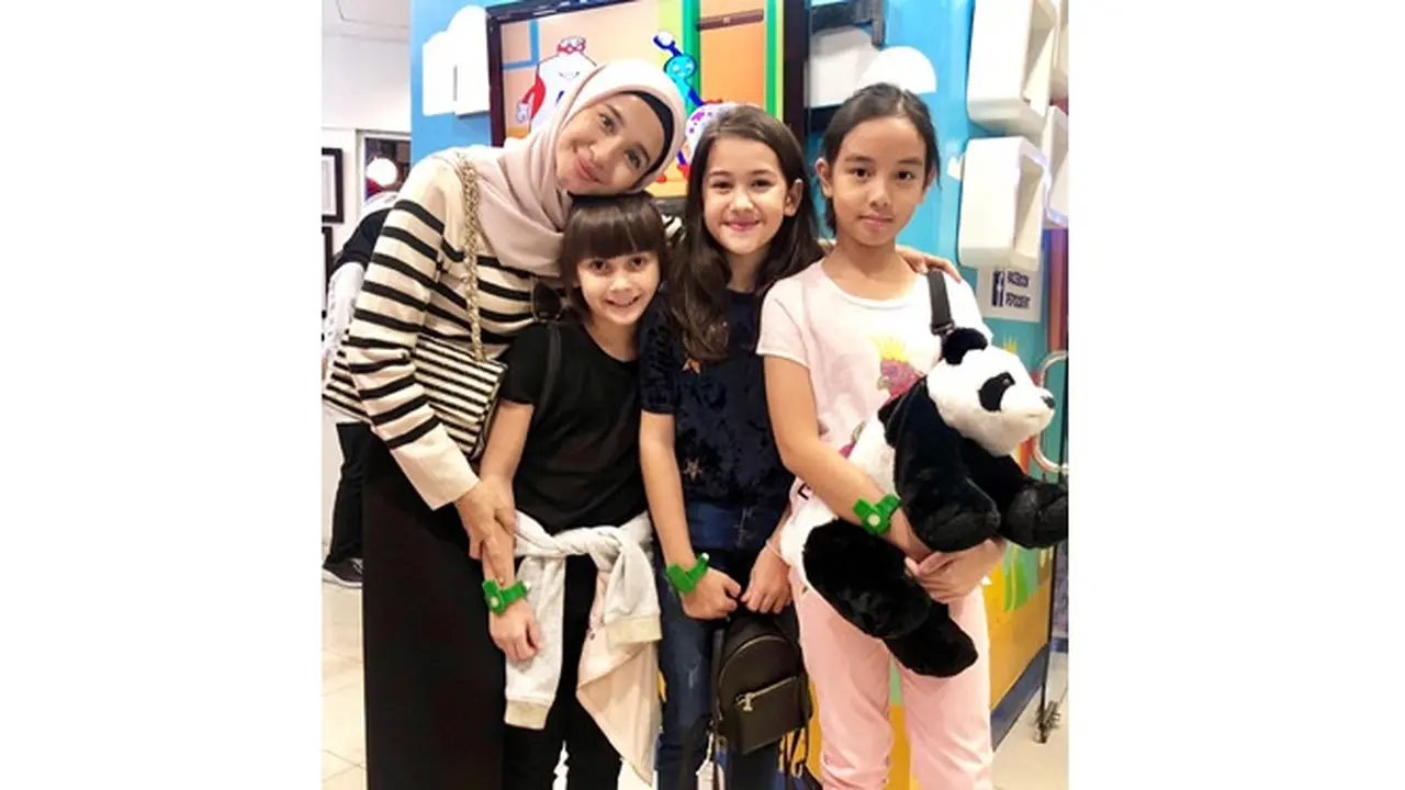 Bak Anak Kandung, Ini 6 Momen Kedekatan Sandrinna Michelle dan Laudya Cynthia Bella - Hot ...