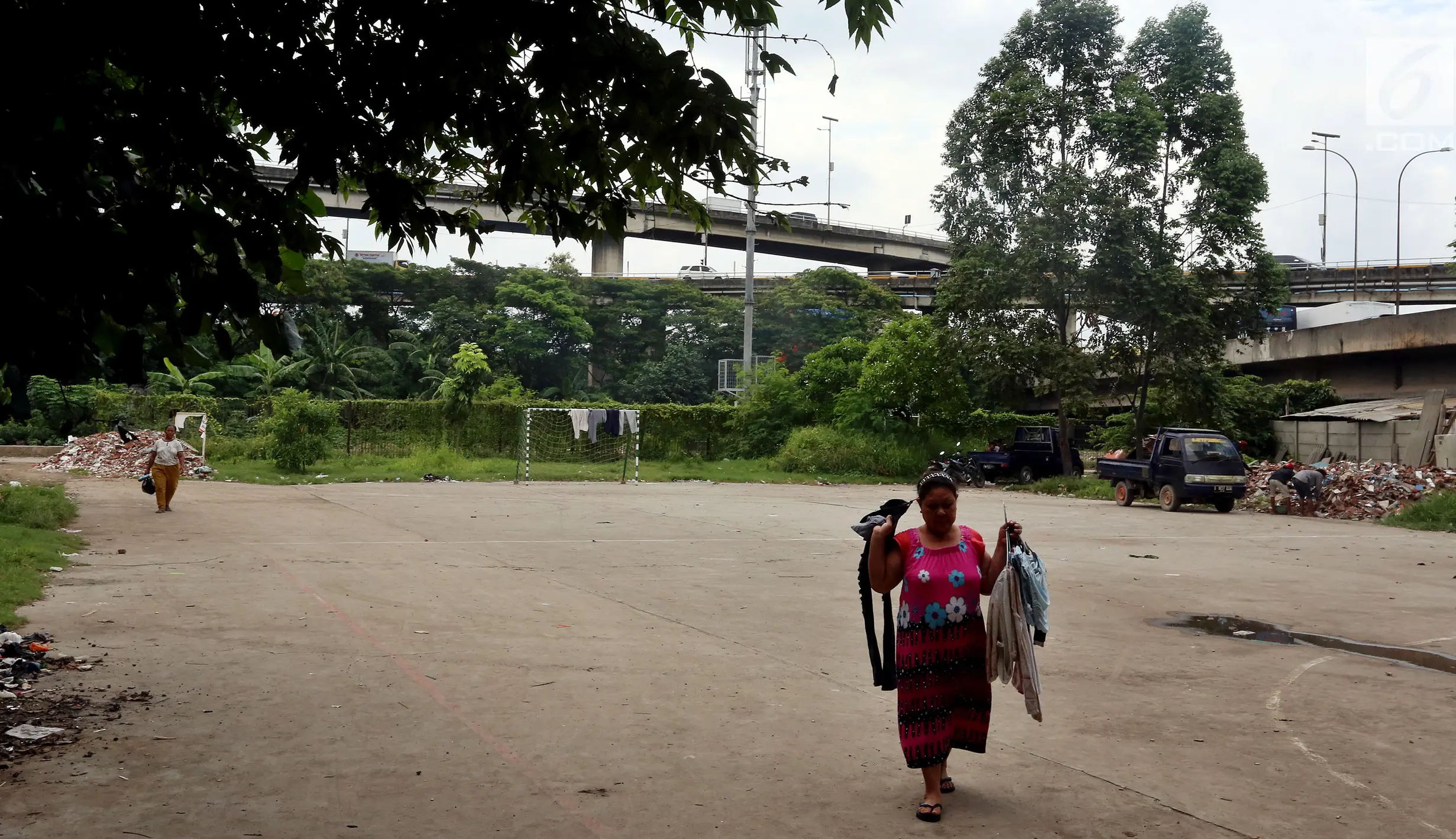 PHOTO: Potret Kehidupan Warga Kolong Tol Pluit - Foto Liputan6.com