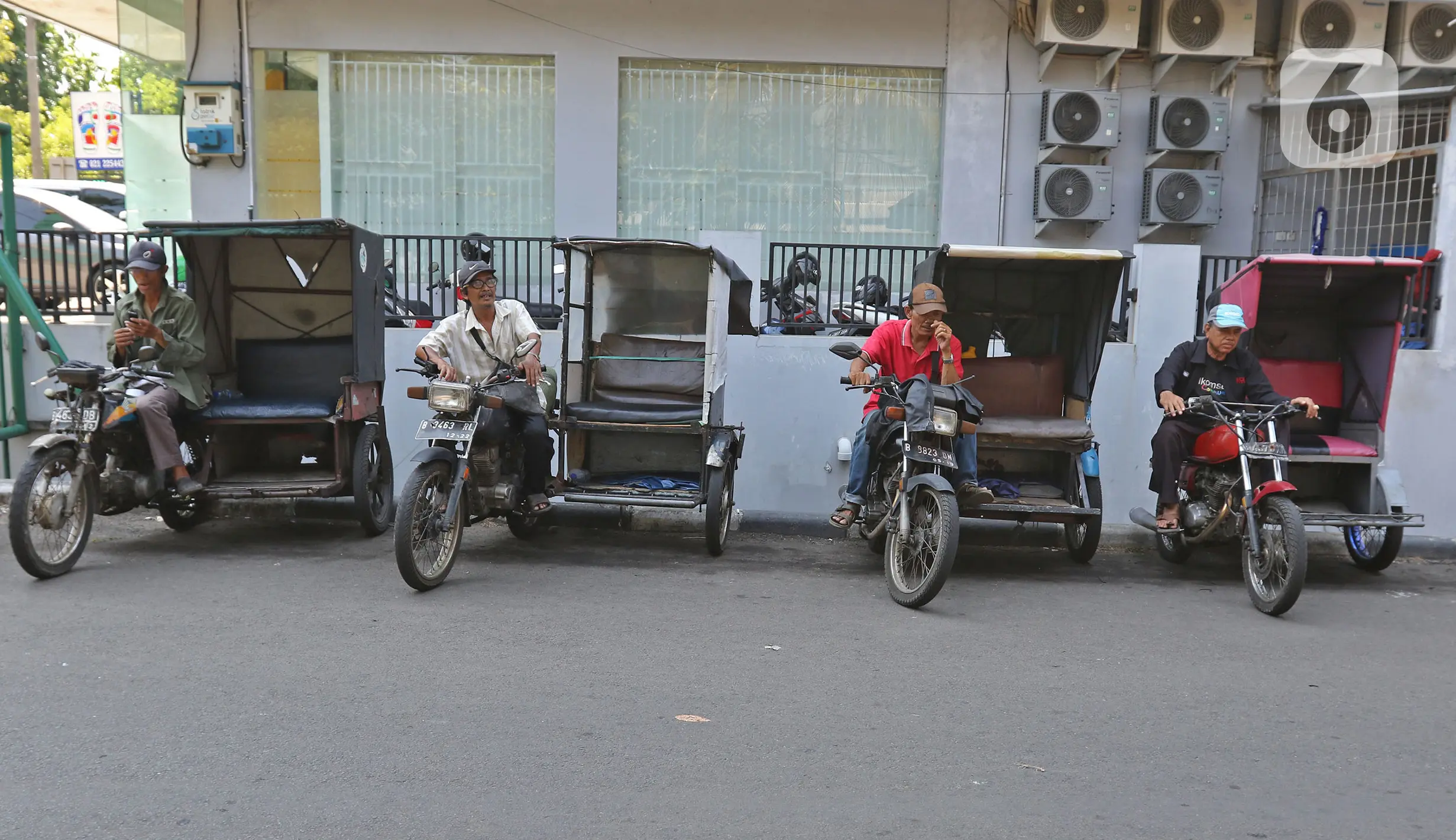 FOTO: Melihat Eksistensi Ojek Becak Motor di Jakarta - Foto Liputan6.com