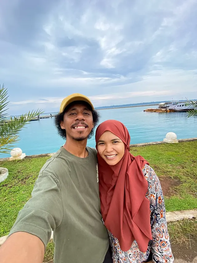 6 Potret Raim Laode dan Istri, Film Komang Sukses Tembus 2 Juta Penonton - ShowBiz Liputan6.com