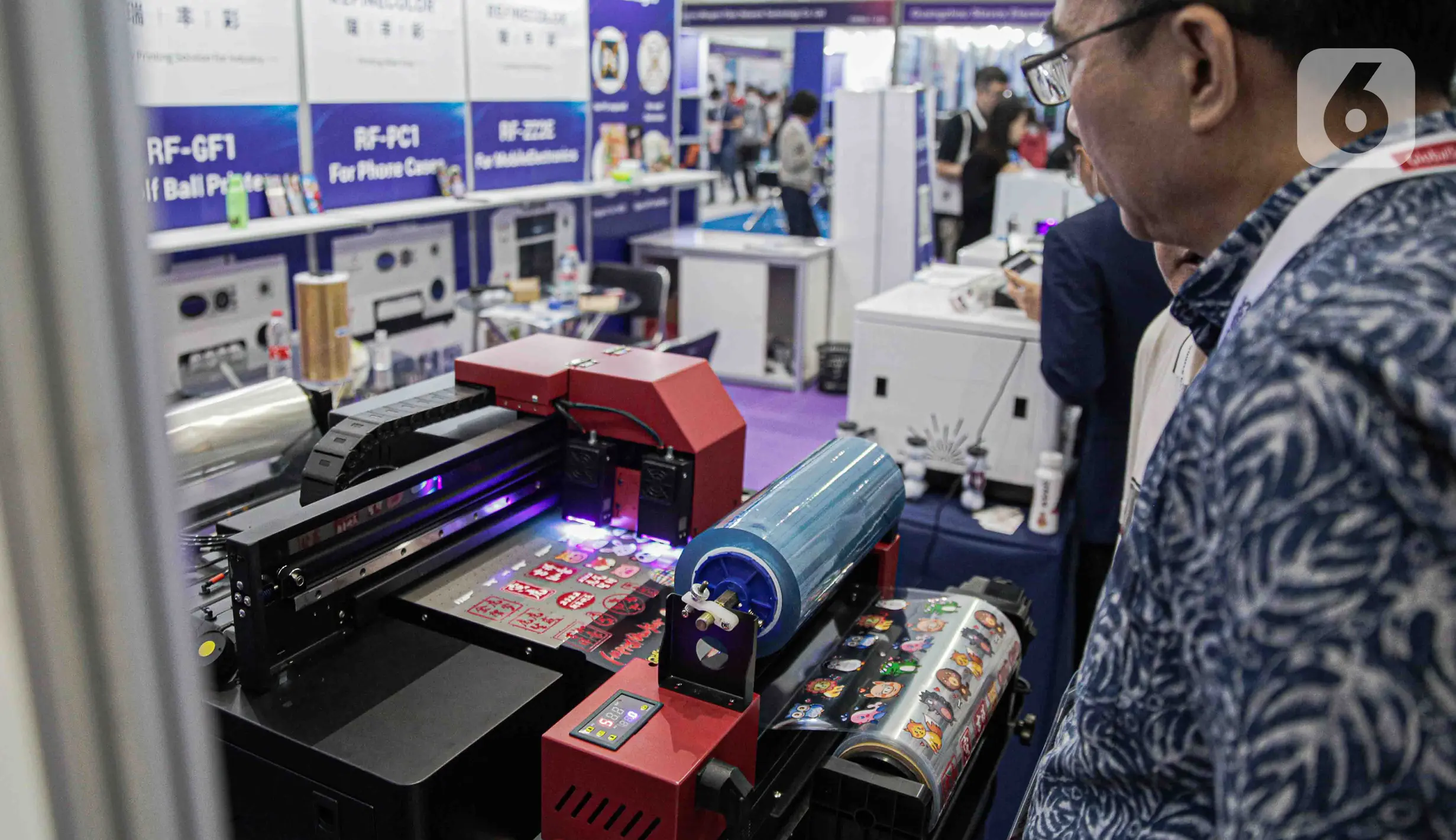 Melihat-lihat Produk Elektronik Terbaru di Pameran GSEI 2023 - Foto ...