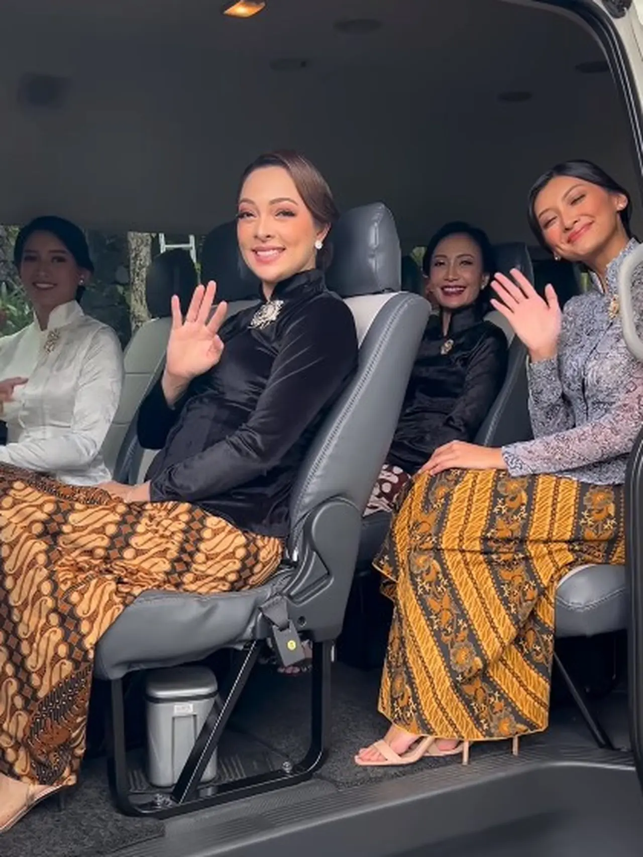 Potret 5 Jebolan Puteri Indonesia Lintas Generasi Tampil Elegan dengan Kebaya Janggan, Artika ...