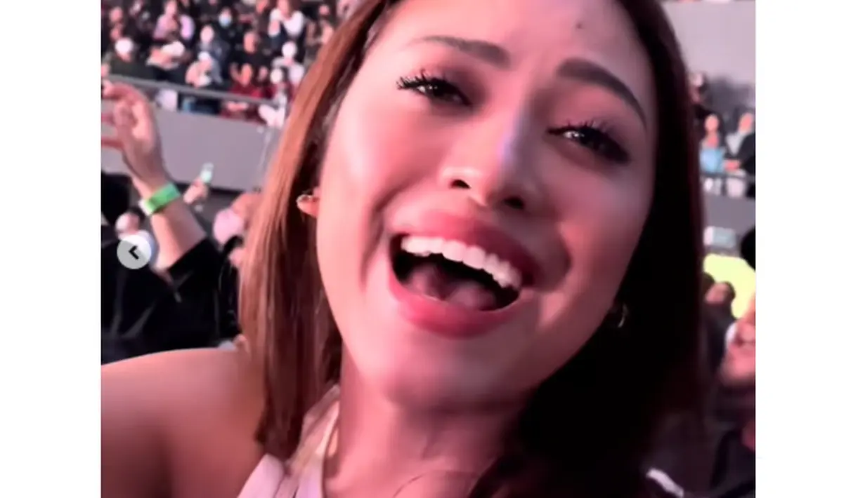 Keseruan Giring Ganesha dan Cynthia Riza Nonton Konser 25 Tahun Padi ...