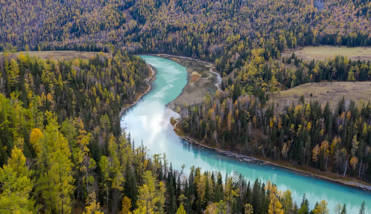 FOTO: Menikmati Musim Gugur dari Kawasan Wisata Kanas, Xinjiang - Foto Liputan6.com