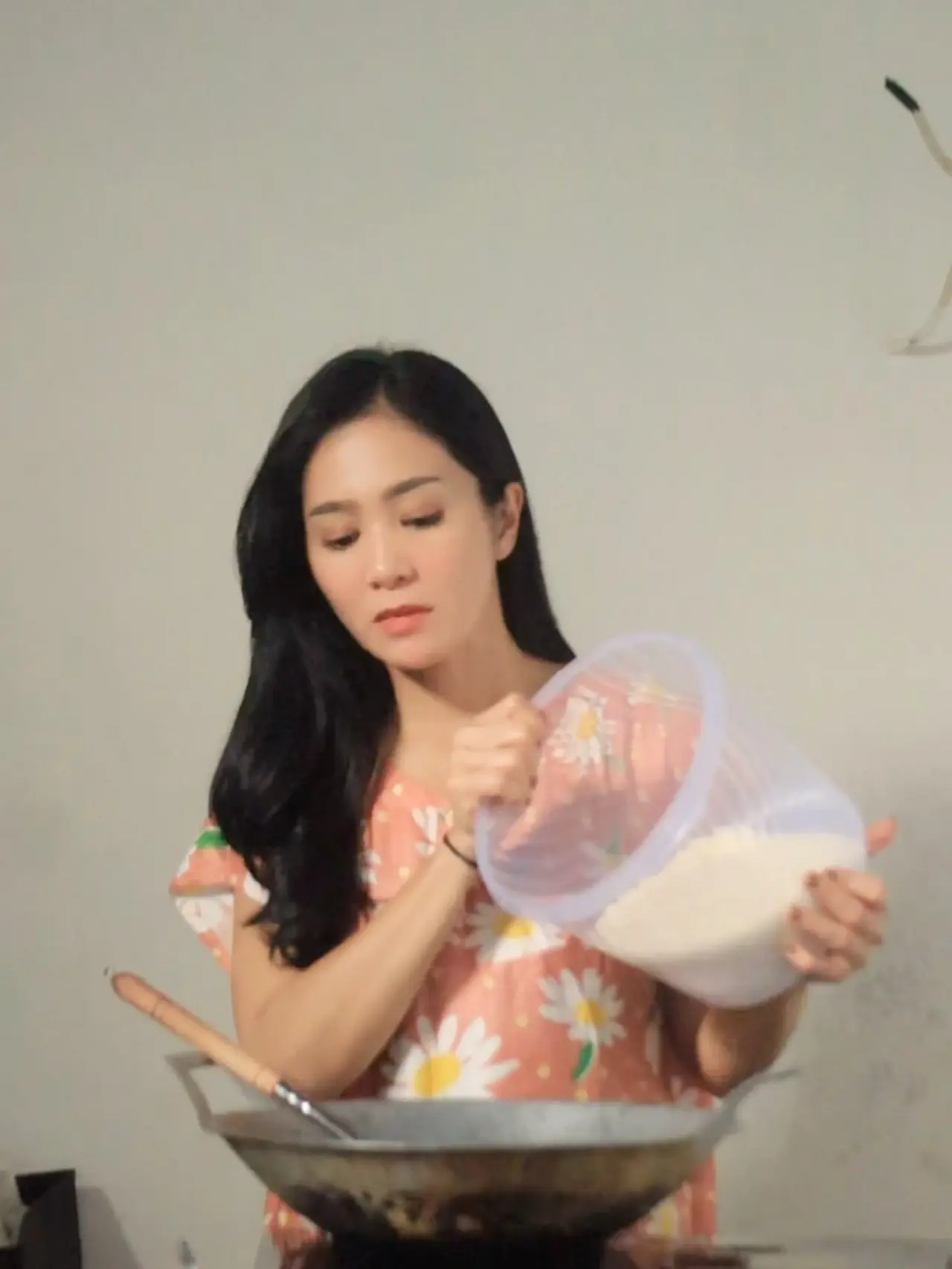 Jadi Emak-Emak, Ini 7 Potret Bunga Zainal Tampil Daster yang Tuai ...