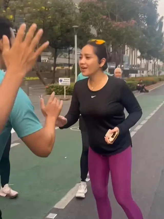 Lihat Outfit Nagita Slavina saat Lari Bareng Nia Ramadhani - Entertainment Fimela.com