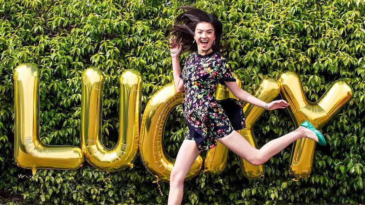 Menginjak Usia 33 Tahun, Ini 8 Gaya Raline Shah yang Seperti ABG ...