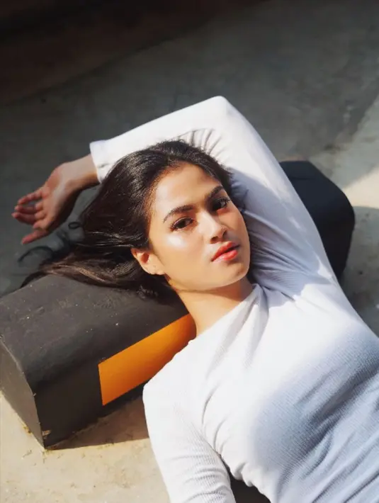 Potret Hana Saraswati Pose Tiduran, Tetap Pamer Wajah Menawan - Foto ...