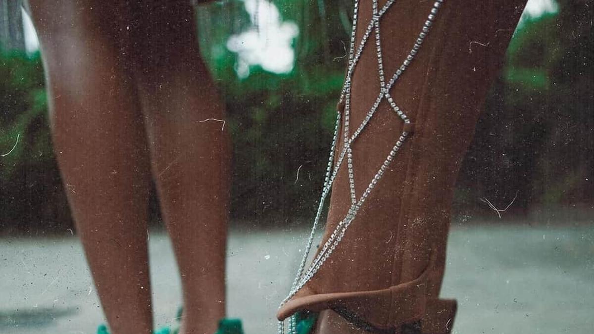 Jennifer Lopez Jadi Inspirasi di Balik Sneakers Terbaru Versace