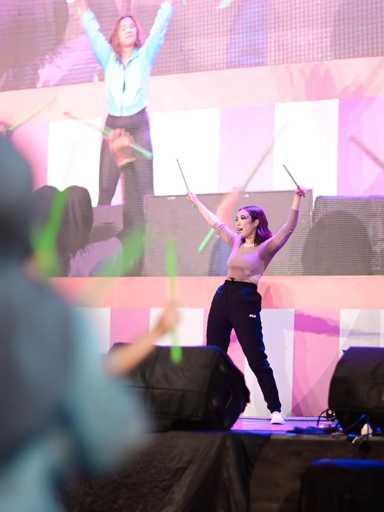 7 Potret Gisella Anastasia Jadi Instruktur Pound Fit, Tampil Energik ...