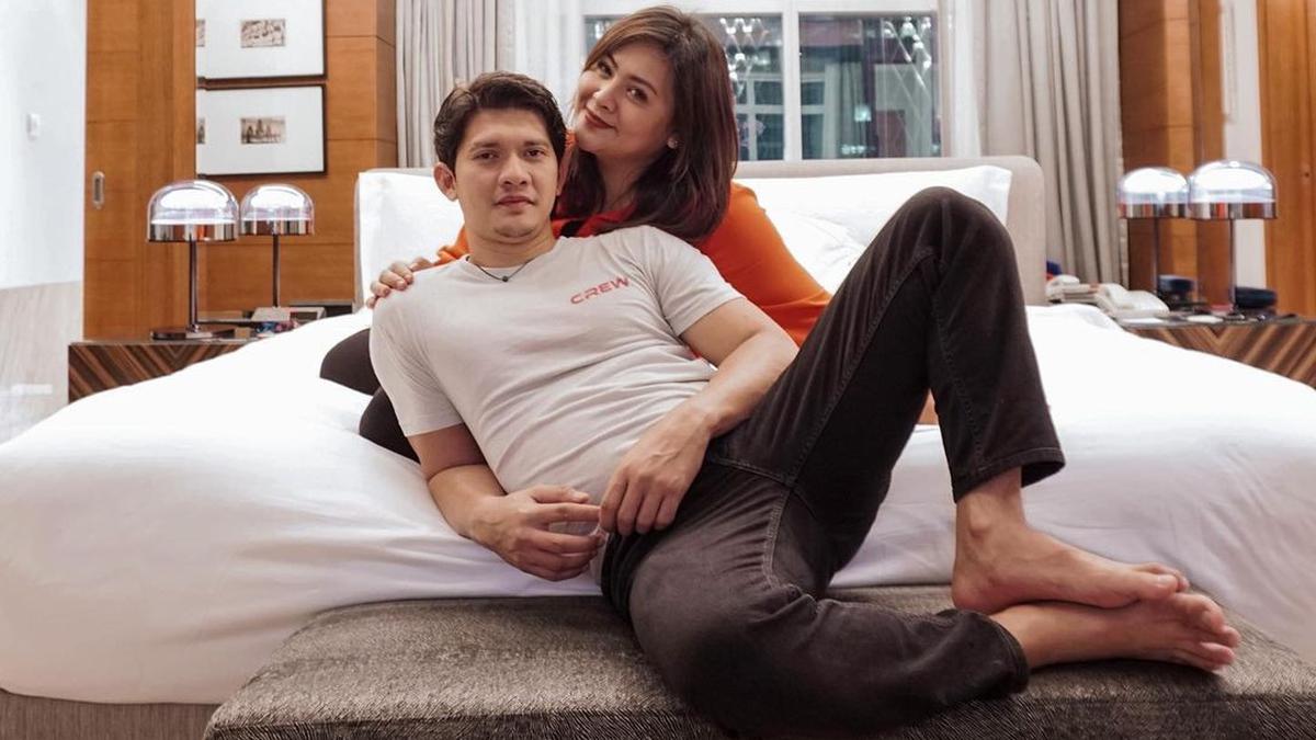 Hari Ibu, Ucapan Romantis Iko Uwais untuk Audy Item Jadi Sorotan Publik - Entertainment Fimela.com