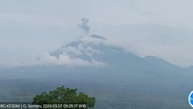Semeru Kembali Erupsi, Tinggi Letusan Mencapai 1 Kilometer - Surabaya Liputan6.com