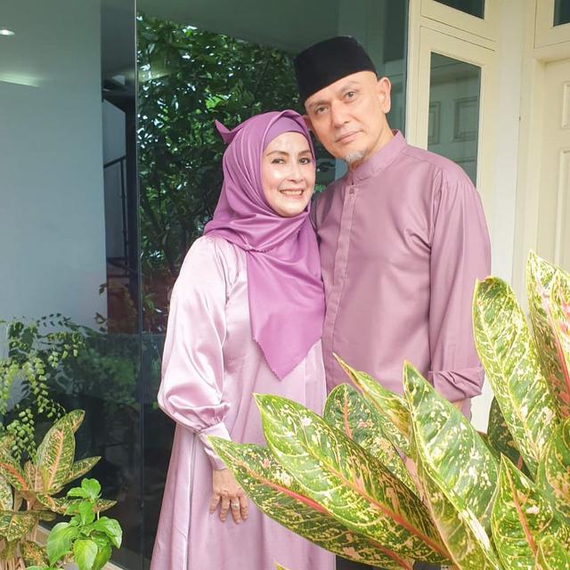 30 Tahun Menikah, Ini 6 Potret Artis Senior Hengky Tornando dan Baby Zelvia