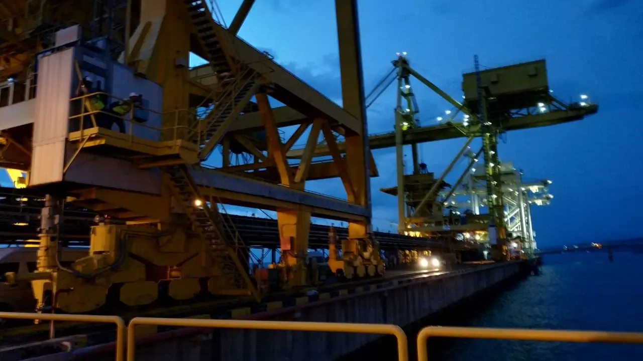 Penampakan PLTU Paiton, Pembangkit Terbesar di Asia Tenggara Berumur Seperempat Abad - Bisnis ...