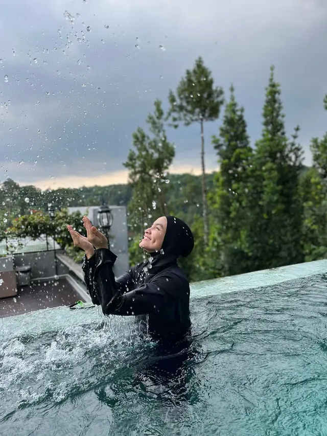 7 Potret Liburan Intan Nuraini dengan Keluarga, Seru dan Kompak - Hot ...