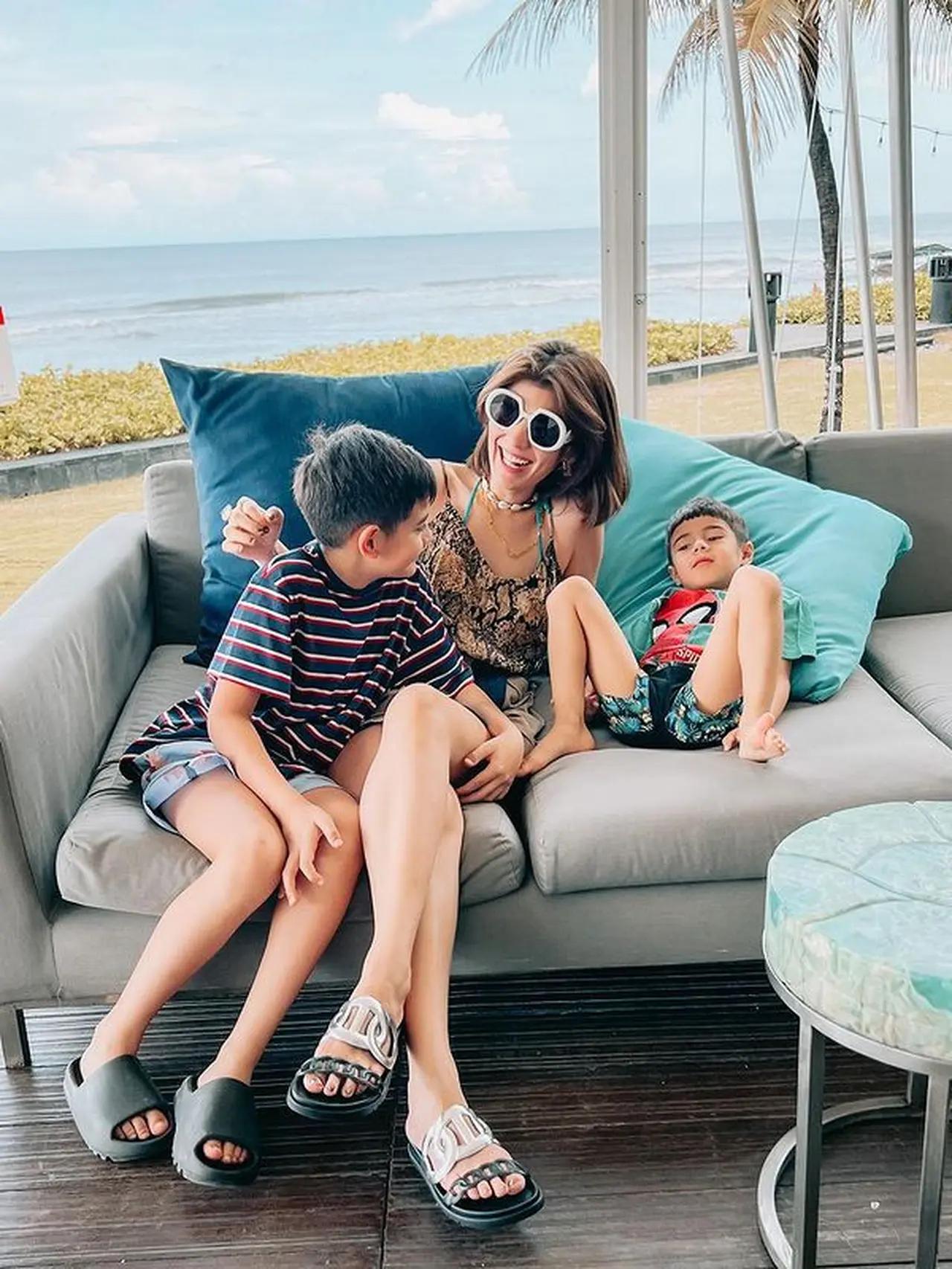 10 Potret Carissa Putri dan Dua Anaknya yang Super Ganteng, Netizen ...