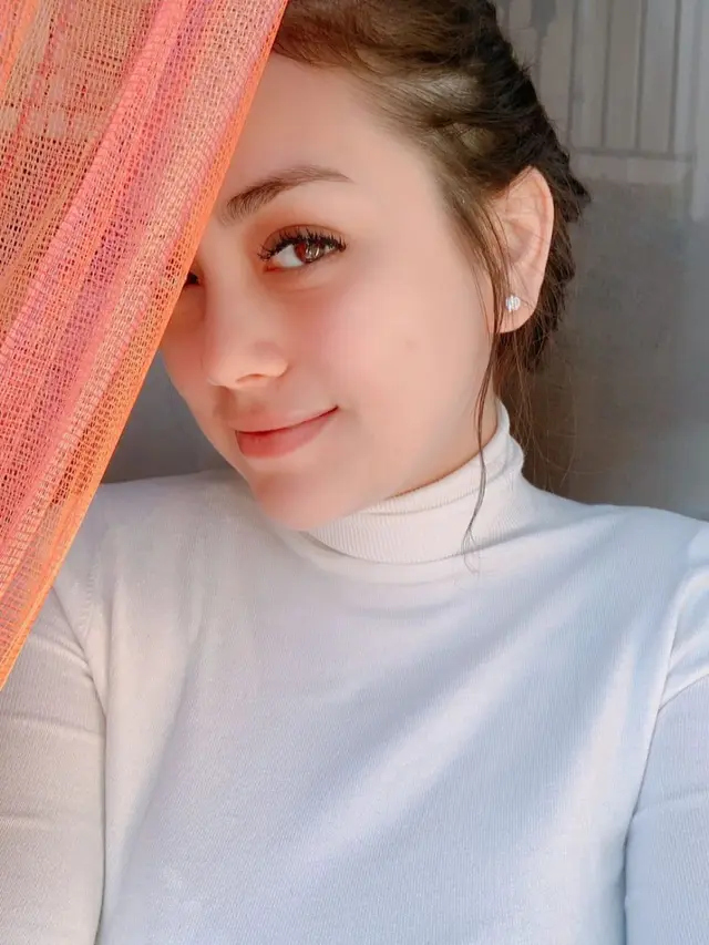 6 Potret Celine Evangelista Tanpa Makeup, Bukti Pesonanya Alami - Hot ...