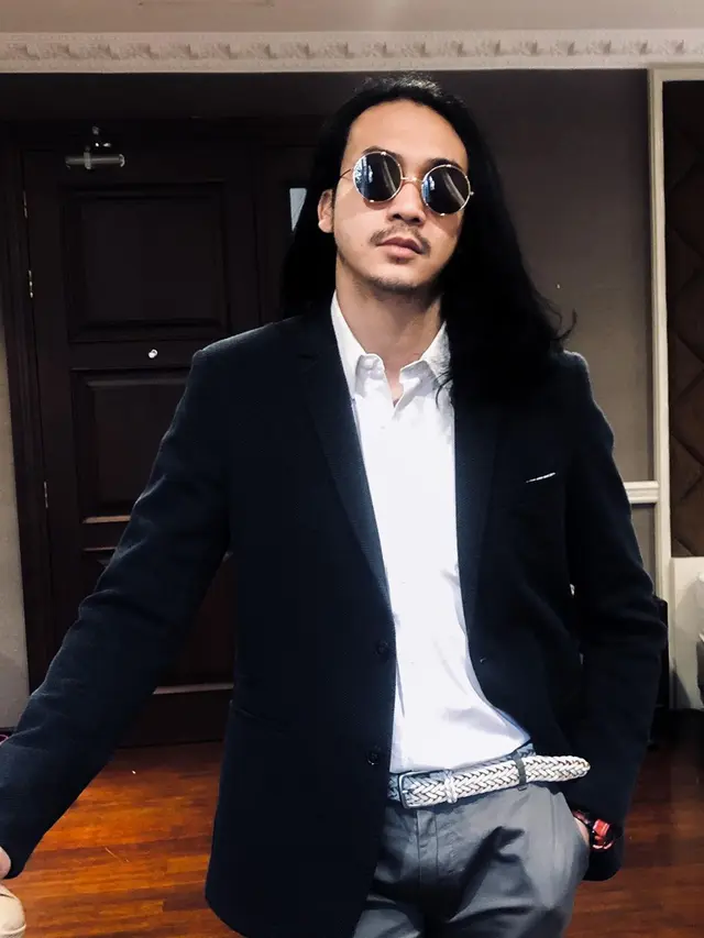 6 Potret Terbaru Dimaz Andrean Tampil Gondrong, Makin Tampan - Hot ...