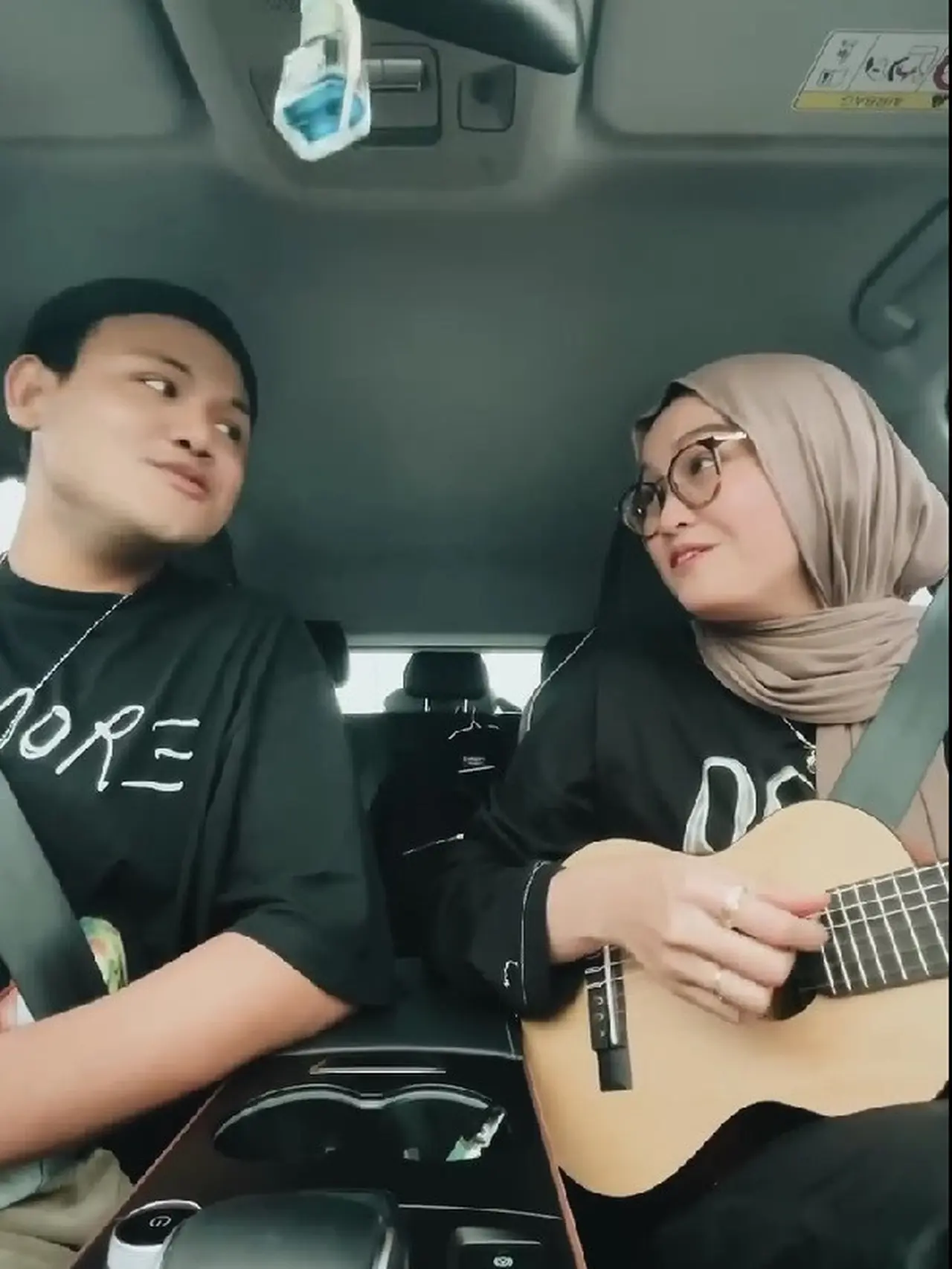 Baru Saja Langsungkan Lamaran, Intip Perjalanan Cinta Dimansyah Laitupa dan Salma Salsabil - Hot ...