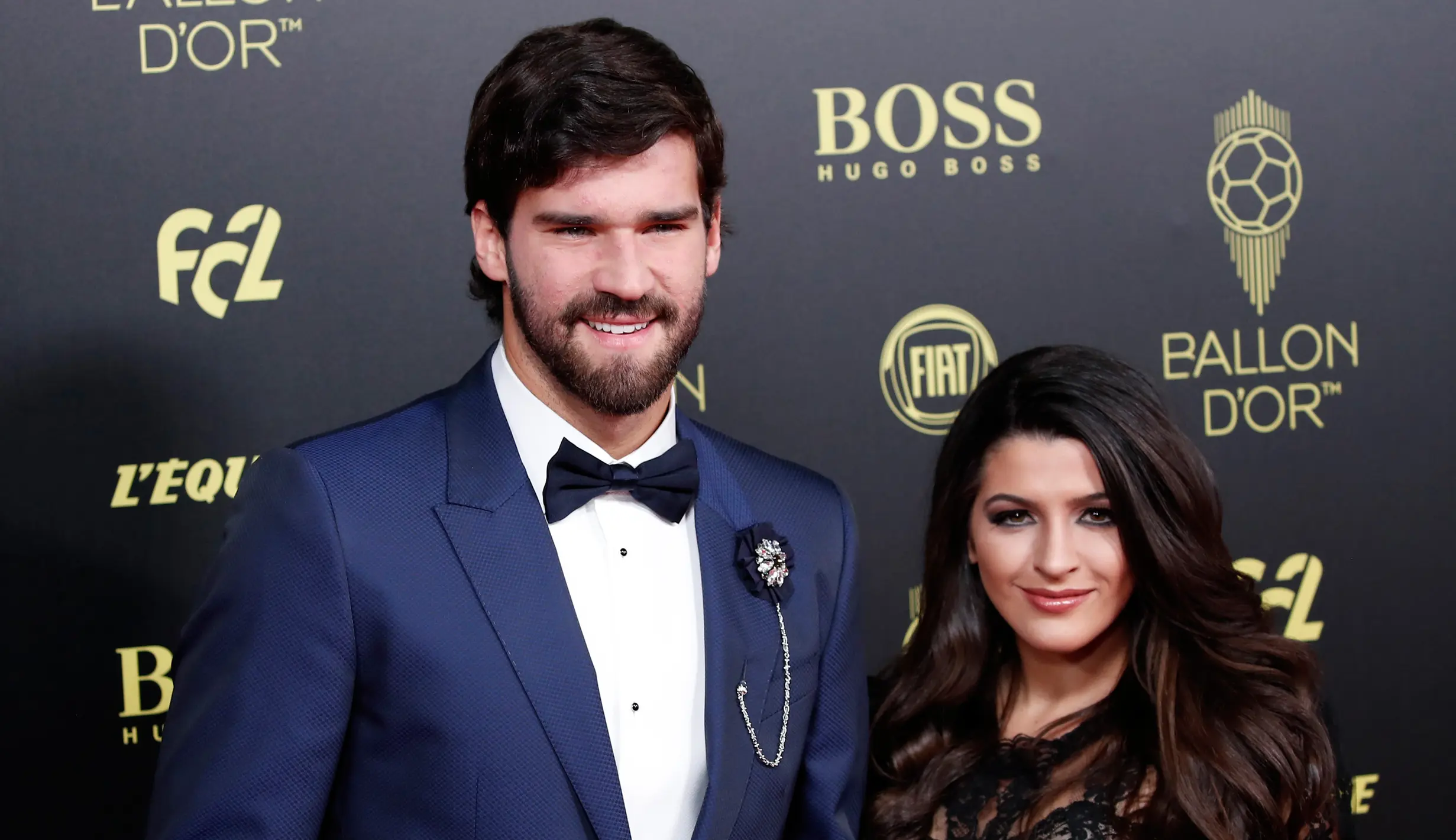 FOTO: Alisson Becker Raih Penghargaan Yachine Trophy - Foto Liputan6.com