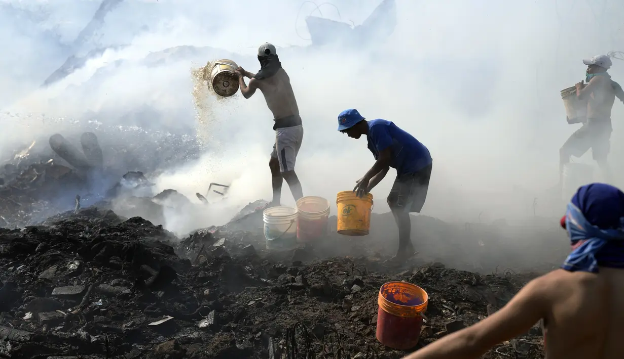 FOTO: Berjibaku Memadamkan Kebakaran Pemukiman di Paraguay - Foto ...