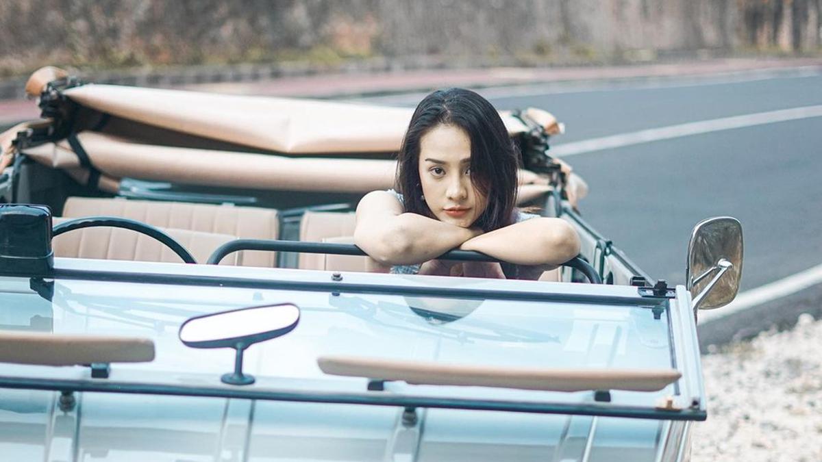 FOTO: Gaya Anya Geraldine Naik Mobil Atap Terbuka, Kece