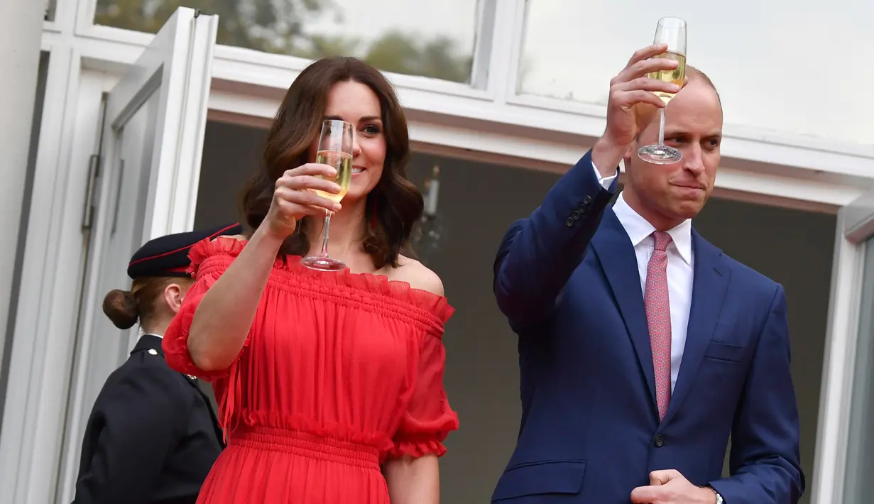 Kate Middleton Pamer Bahu Seksi Lewat Gaun Merah - Foto Liputan6.com