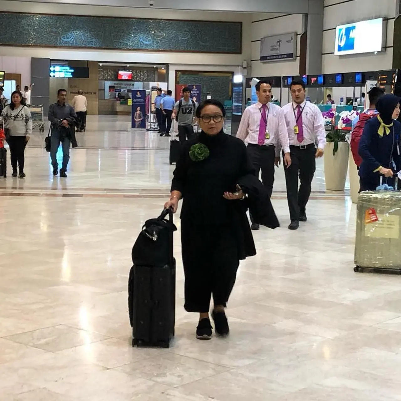 6 Gaya Ngantor Menlu Retno Marsudi yang Tuai Pujian, Disebut Ibu ...