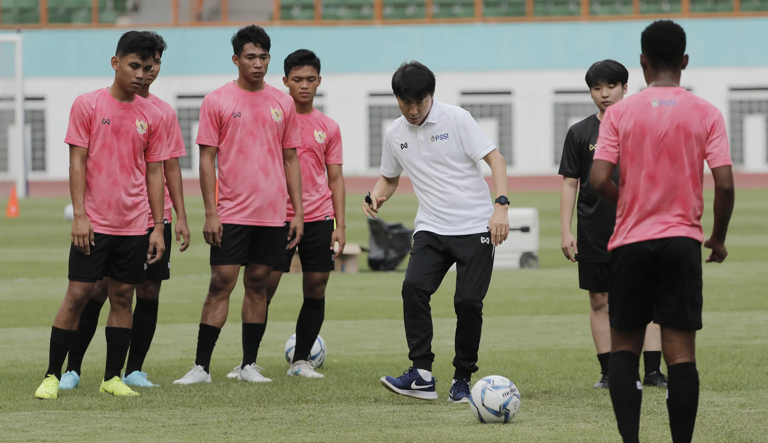 Foto: Kenangan Tak Terlupakan Shin Tae-yong Bersama Timnas Indonesia, Kamsahamnida Atas Lima ...