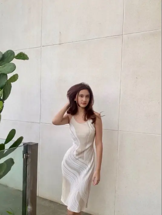 Potret Harleyava Princy Anak Ferry Maryadi Pakai Outfit Putih, Body ...