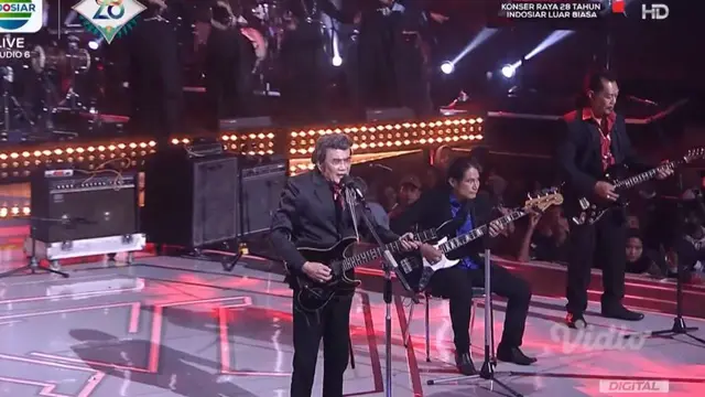 Rhoma Irama Tampil Unik Saat Lantunkan Butter Milik BTS di HUT Indosiar ke-28 - ShowBiz Liputan6.com