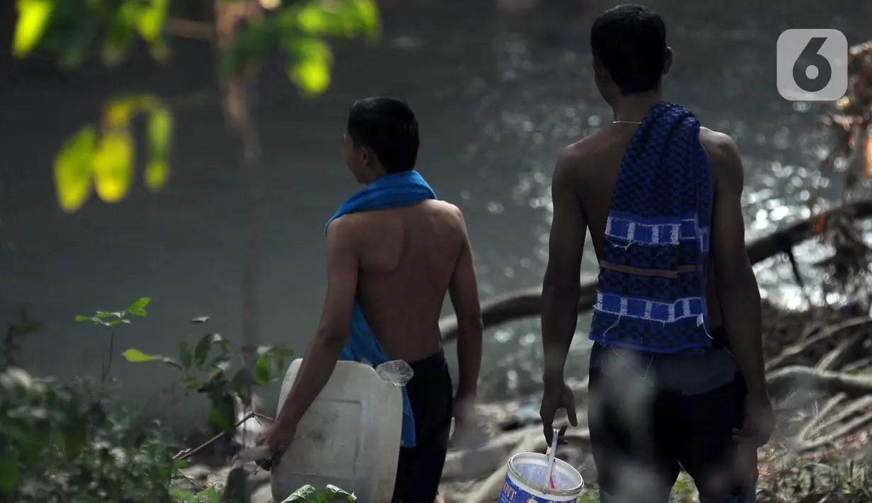 Krisis Air Bersih, Warga Cibarusah Bekasi Manfaatkan Kali Cihoe untuk Mandi dan Cuci Pakaian ...