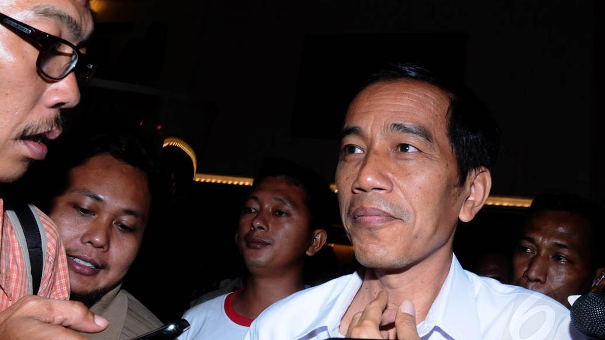 Tiba di Banjarmasin, Jokowi Dikalungi Kain Sasirangan Merah