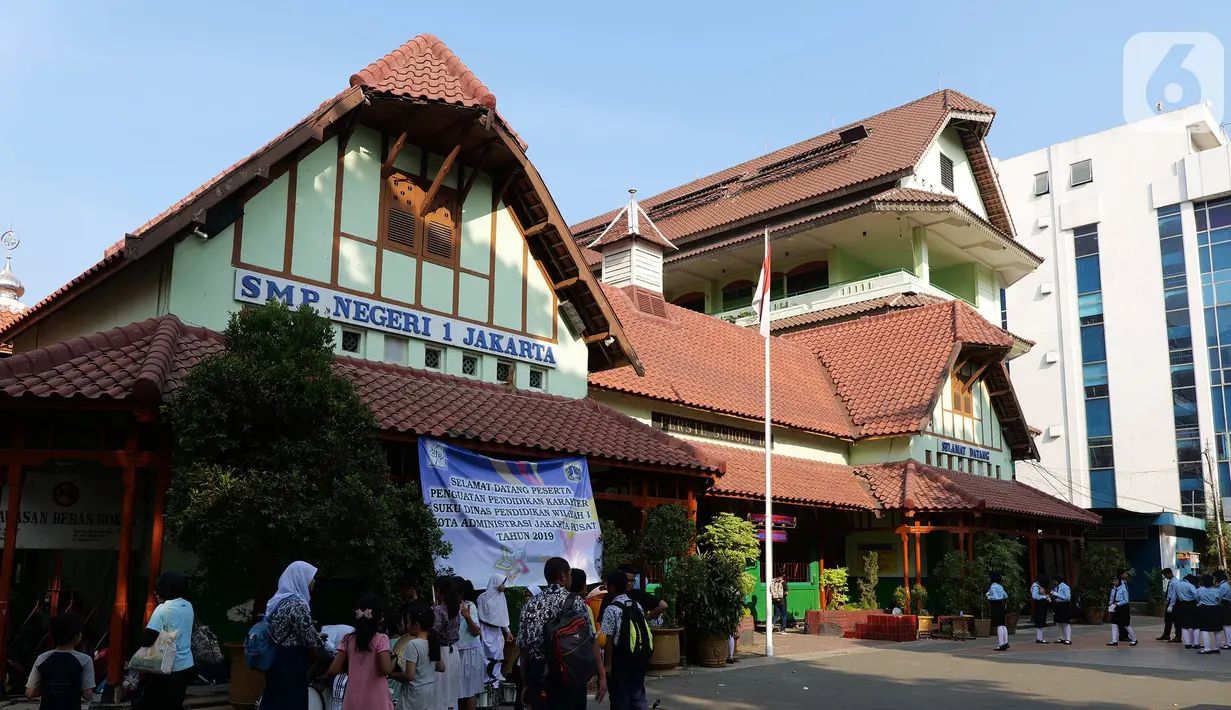 FOTO: Sesuai Instruksi Anies, SMPN 1 Jakarta Sudah Dipasang Panel Surya ...