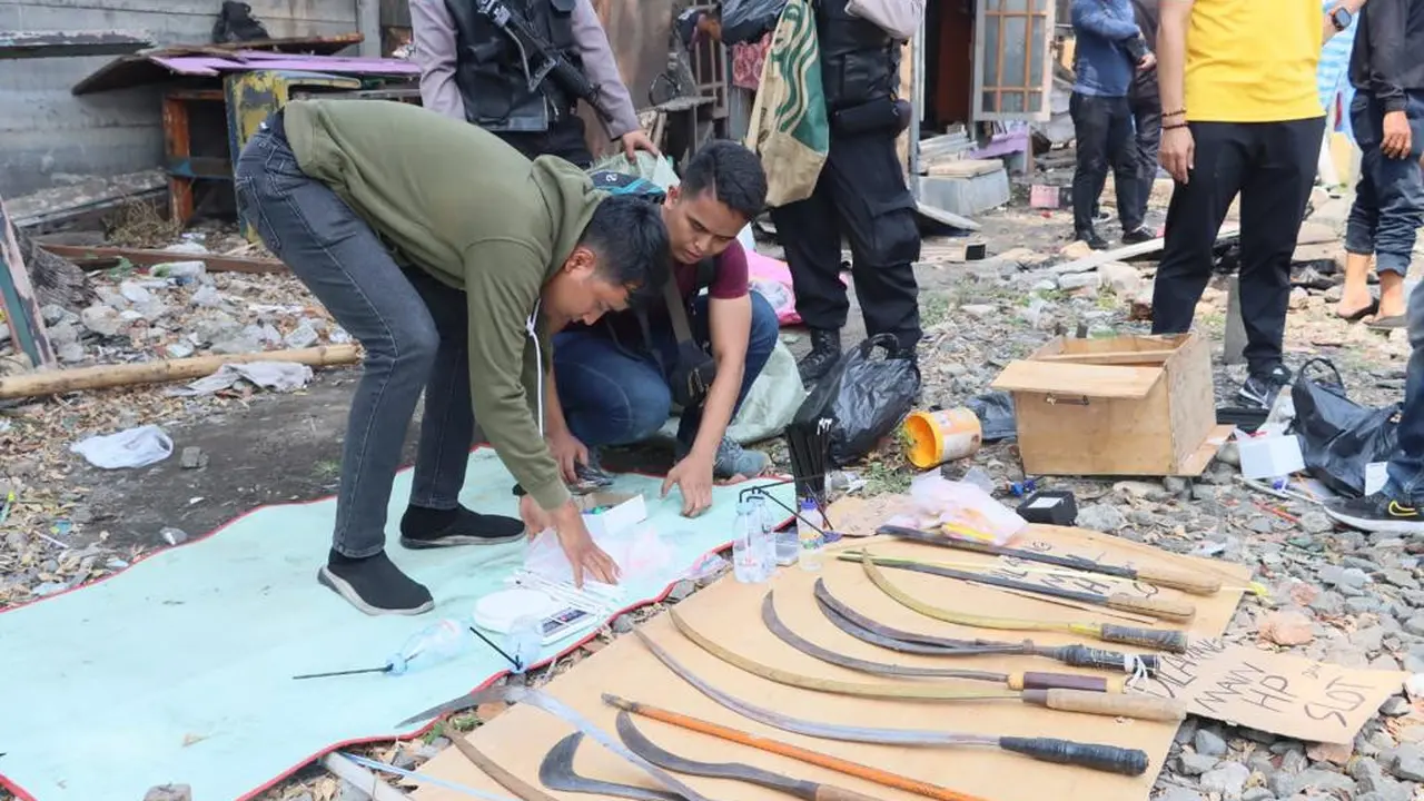 Gerebek Kampung Bahari, Polisi Bongkar Gubuk Liar Diduga Jadi Tempat ...