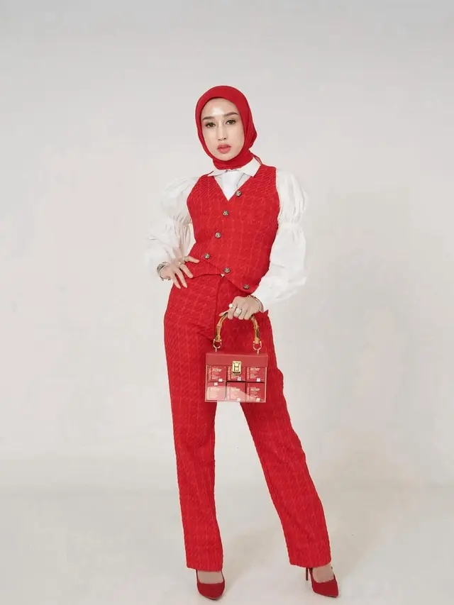 5 Gaya Stylish Reza Gladys Pakai Setelan Rompi, Cocok Buat Ngantor ...