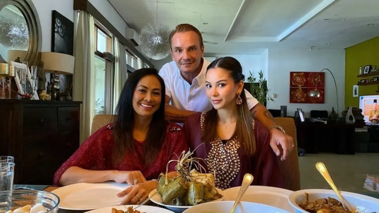 10 Potret Cantik Risa Dewi, Ibunda Alyssa Daguise yang Punya Gaya Menawan - Entertainment Fimela.com