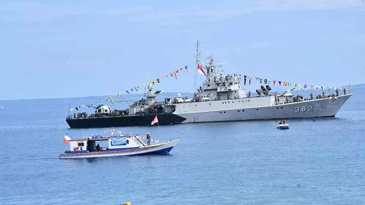Warga Berebut Swafoto di Kapal Perang KRI Hasan Basri 382 yang Sandar ...