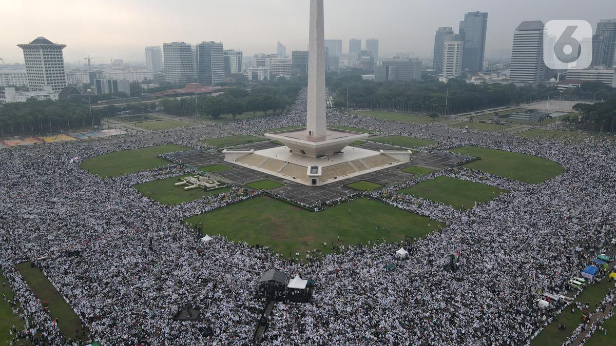 Foto Udara Suasana Aksi Bela Palestina di Kawasan Monas