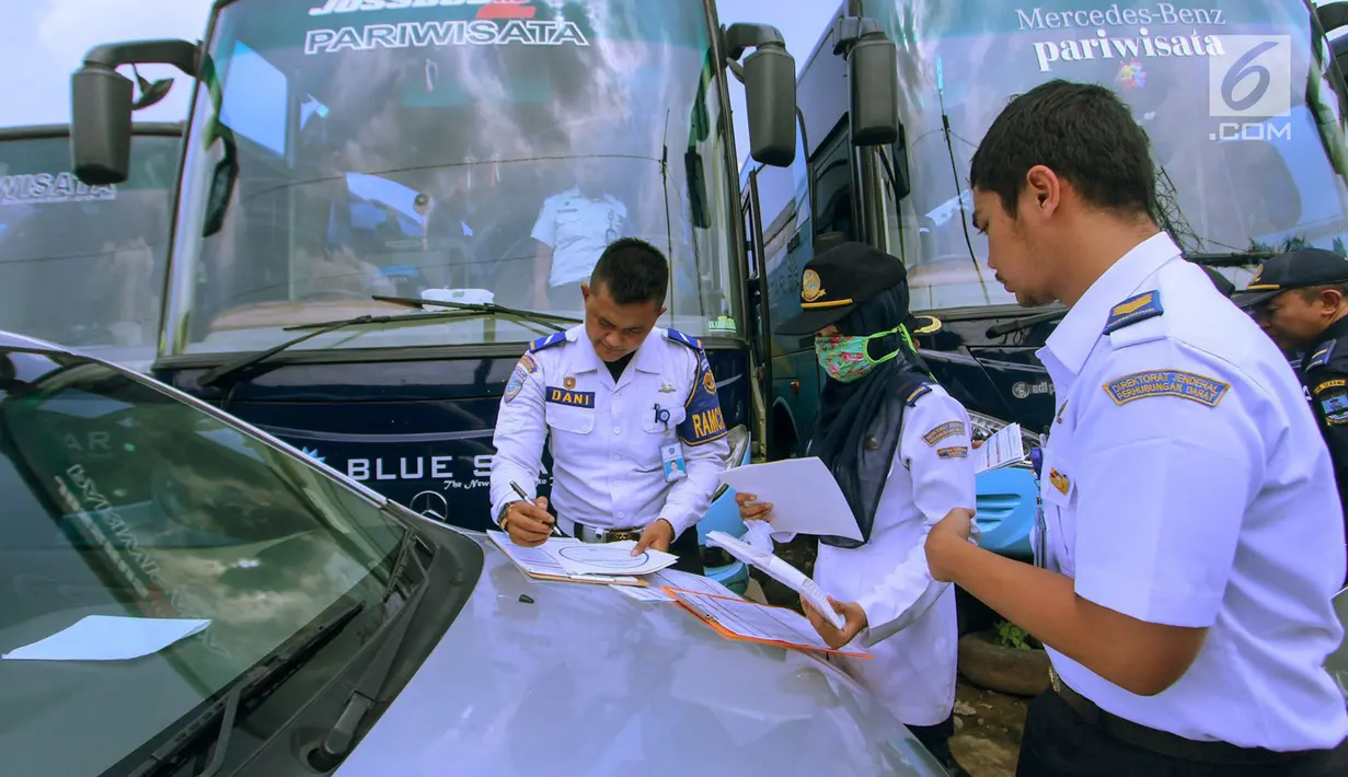 FOTO: Jelang Mudik Lebaran, Armada Bus Cek Kelayakan - Foto Liputan6.com